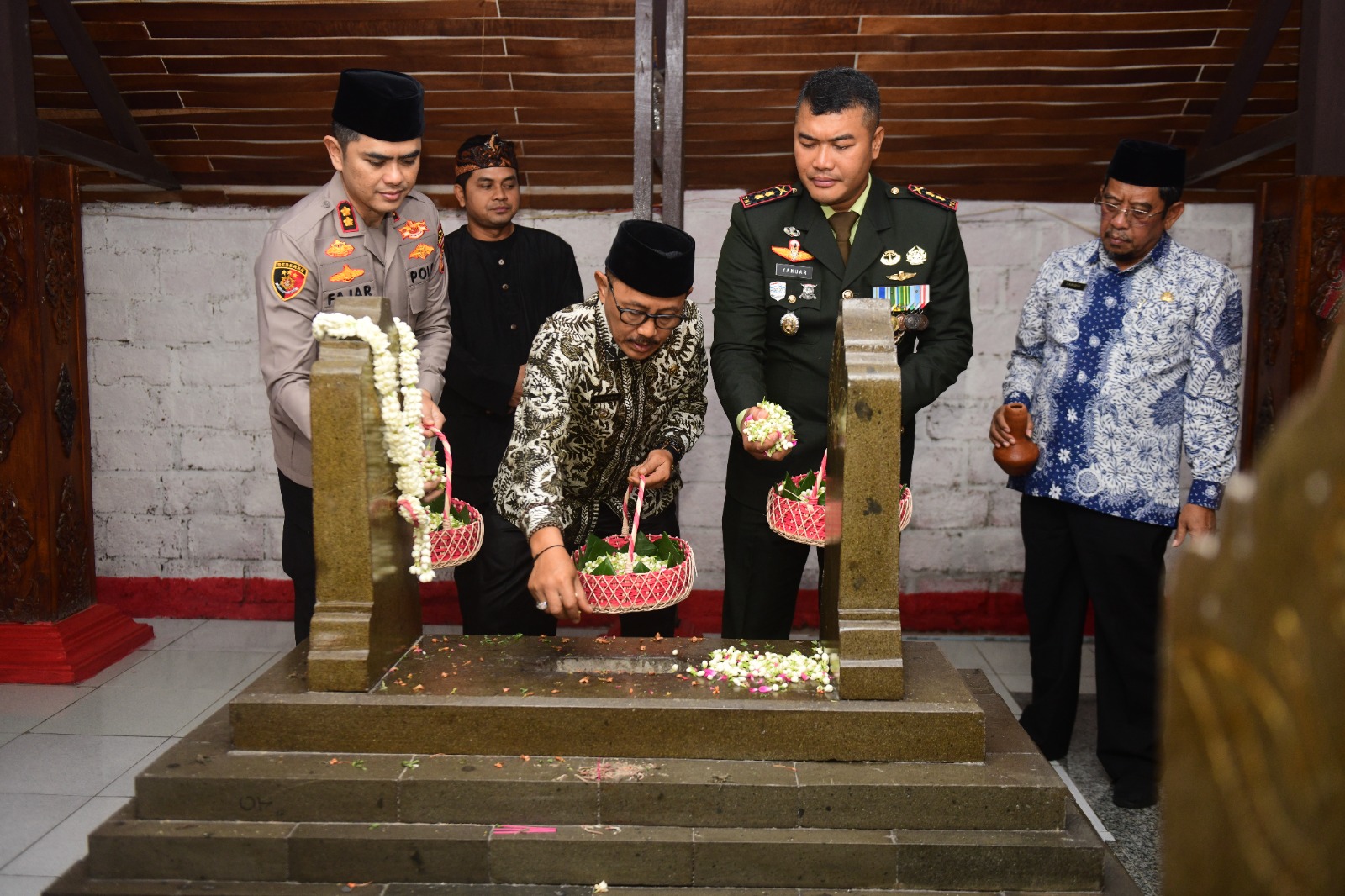 Jelang Hari Jadi ke-498, Wabup Indramayu Ziarah ke Makam Pendiri ...